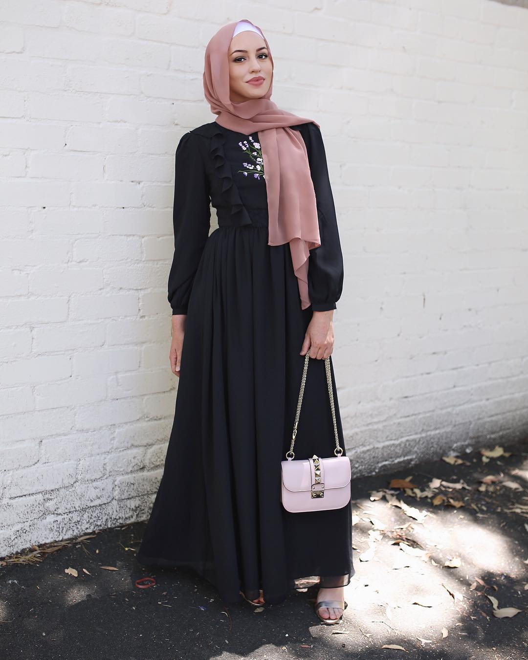 12 rekomendasi warna hijab untuk dipadu baju warna hitam - Blog Belanja ...